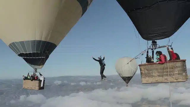 VIDEO: Daredevils Attempt â€˜Skylineâ€™ Rope Walk Between Two Hot Air ...