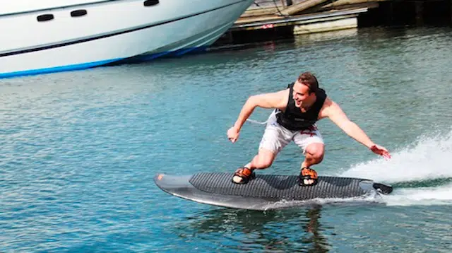 Check Out This Electric Wakeboard Controlled By A Wireless Handset
