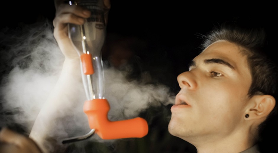 There's Now A Beer/Weed Bong That Gets You Super Messed Up In Seconds ...