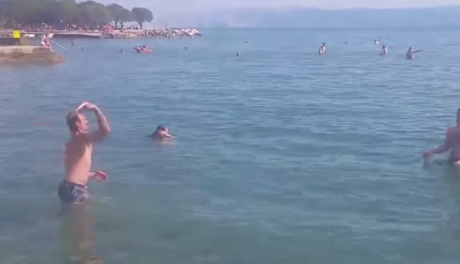 These Two Guys Are Officially The Worst Frisbee Throwers In The Universe