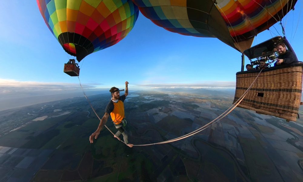 Watch Rafael Bridi Slackline Between Two Hot Air Balloons At 61,000 ...